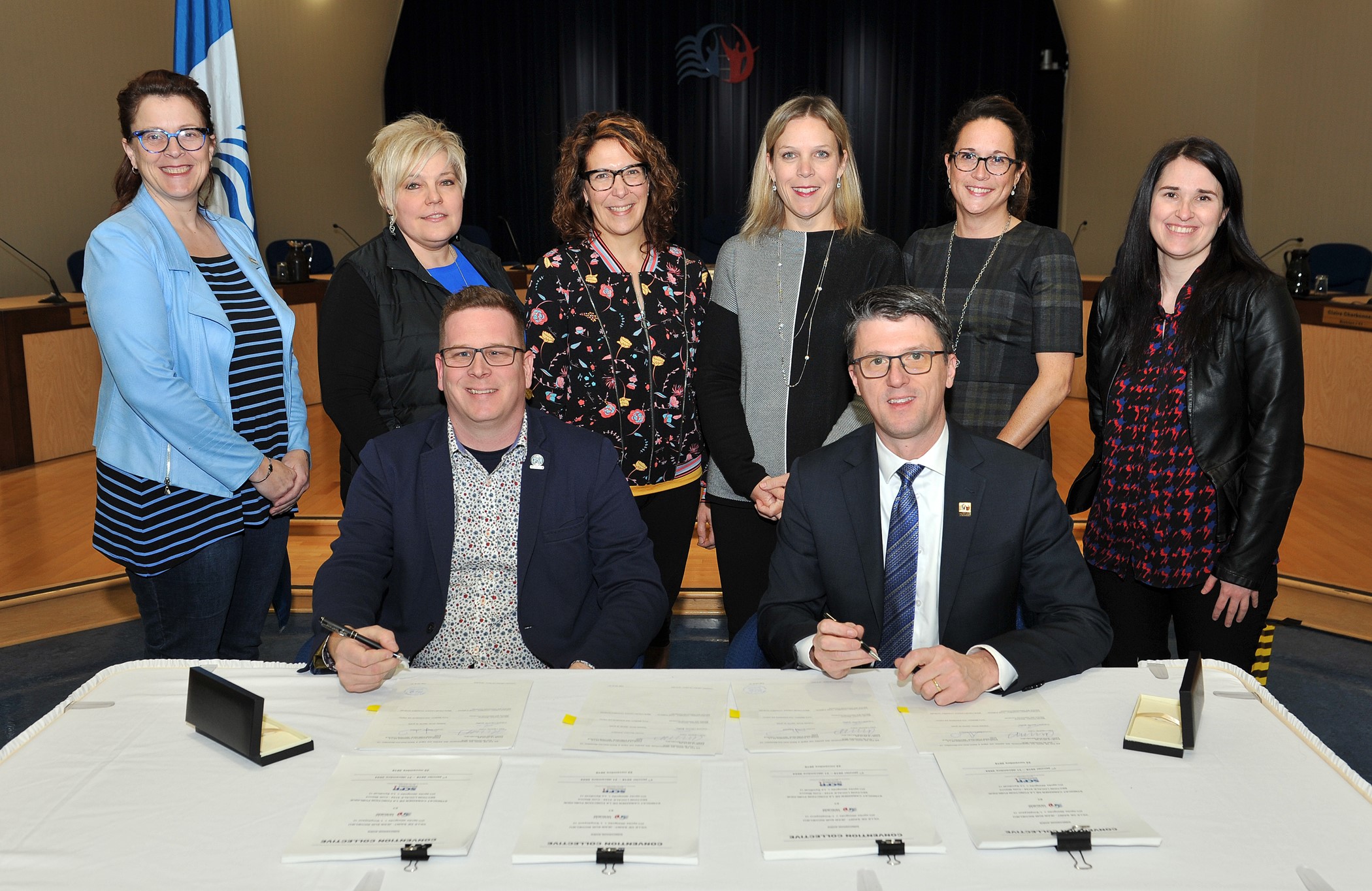Signature de convention collective pour les cols blancs de Saint-Jean ...